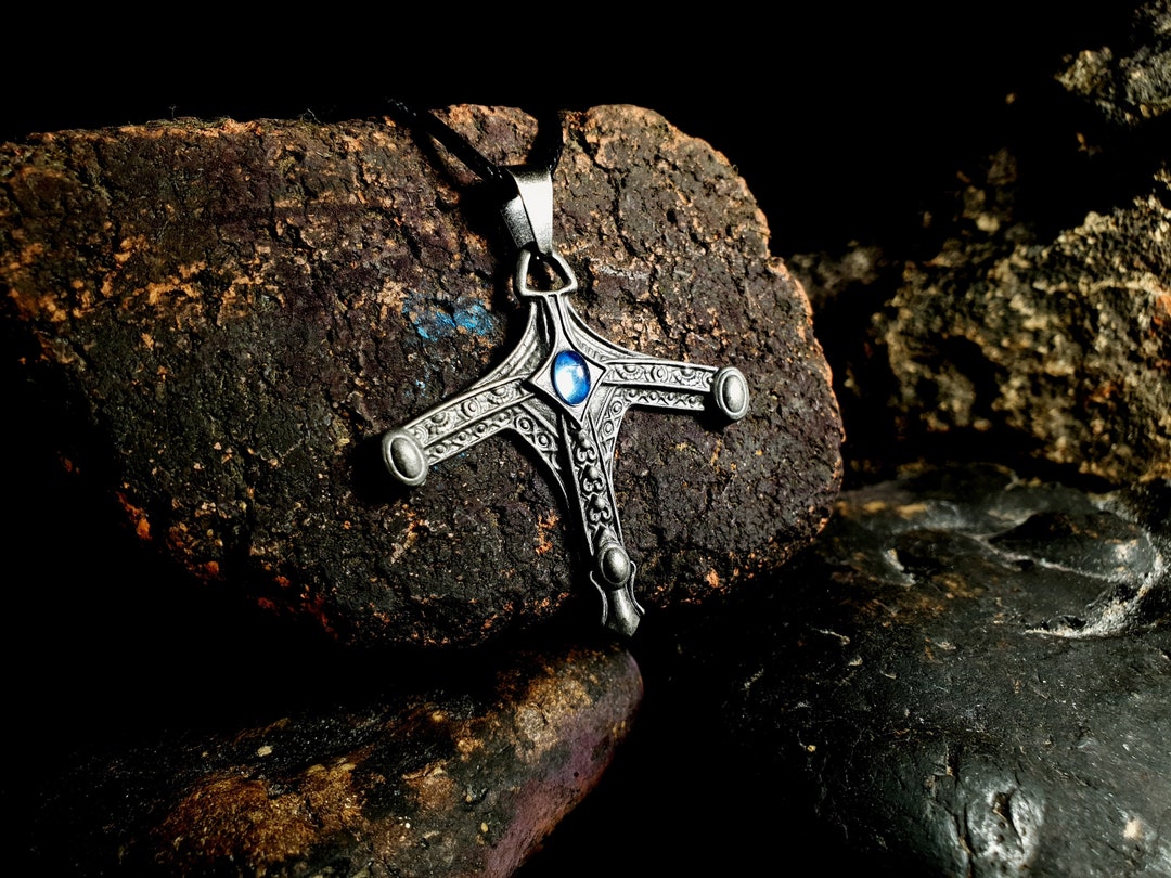 Bloodborne Necklace Sword Hunter Badge Pendant / Bloodborne - Etsy