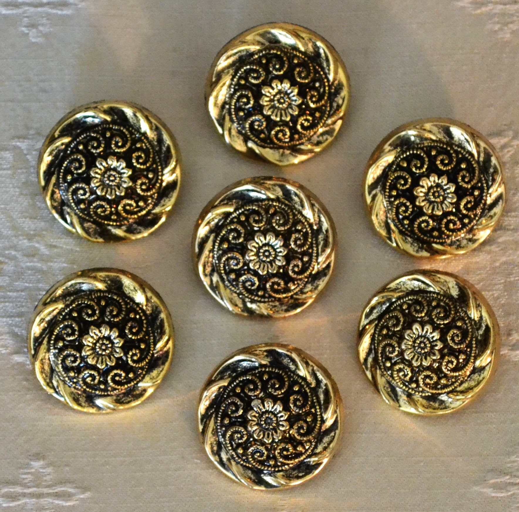 7 Vintage Gold Floral Buttons Lightweight Plastic Metal - Etsy