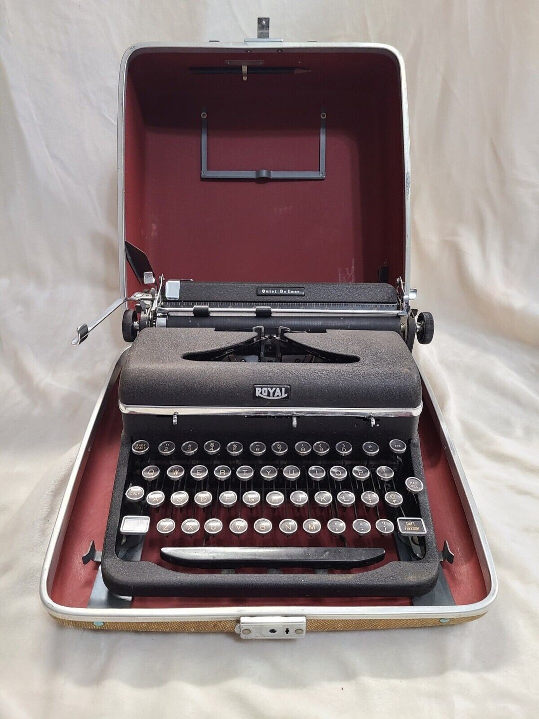 Vintage Royal Quiet Deluxe Typewriter With Case - Etsy