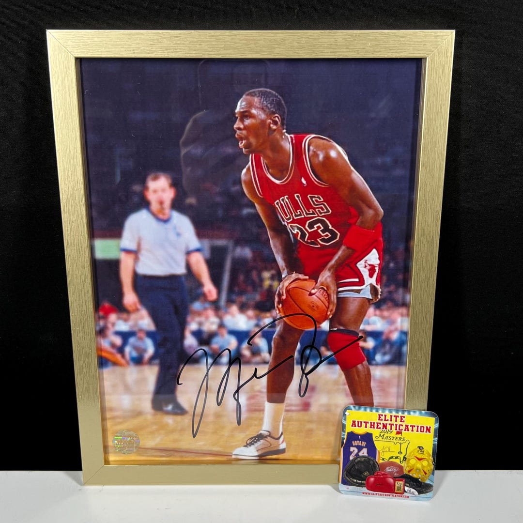 Michael Jordan Hand Signed 8.5x11 Chicago Bulls Basketball Framed Photo ...