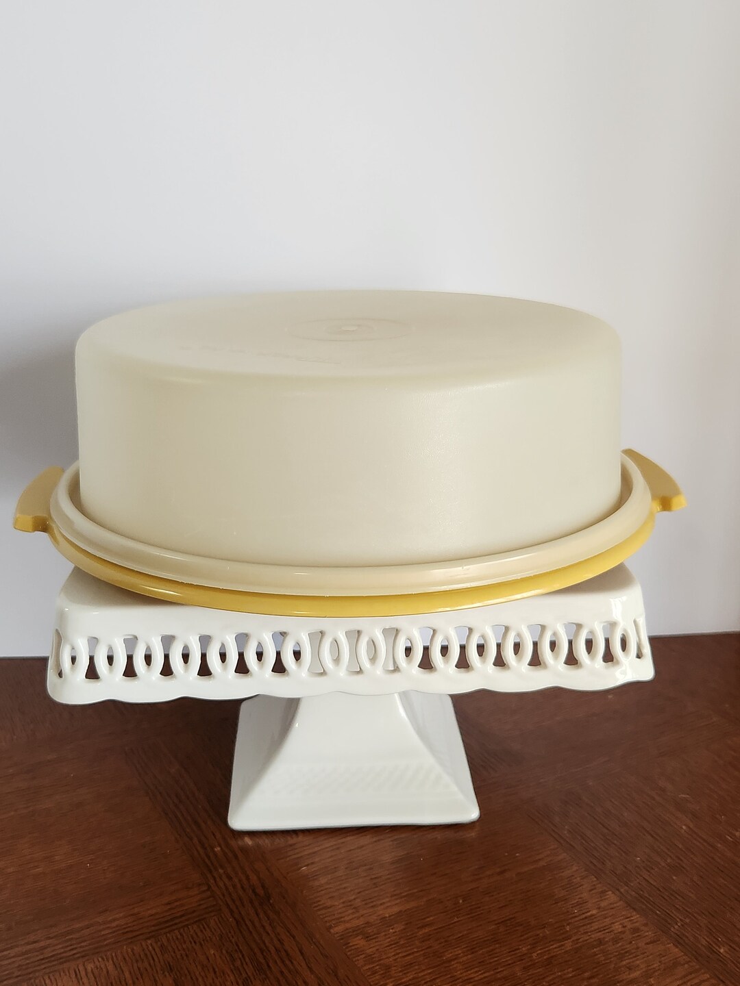 Tupperware Pie Cake Taker Keeper, Harvest Gold With Frosted White Lid ...