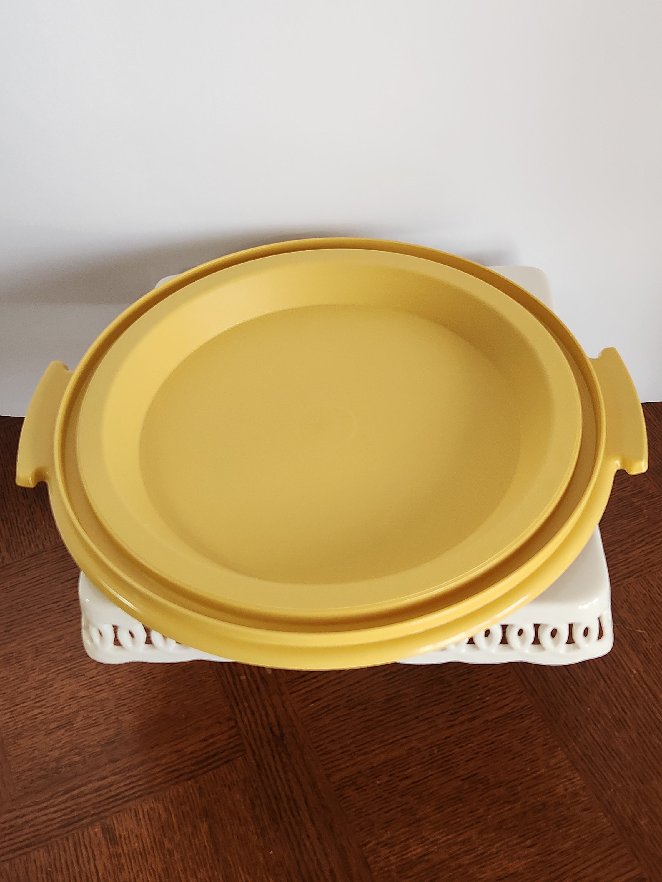 Tupperware Pie Cake Taker Keeper, Harvest Gold With Frosted White Lid ...
