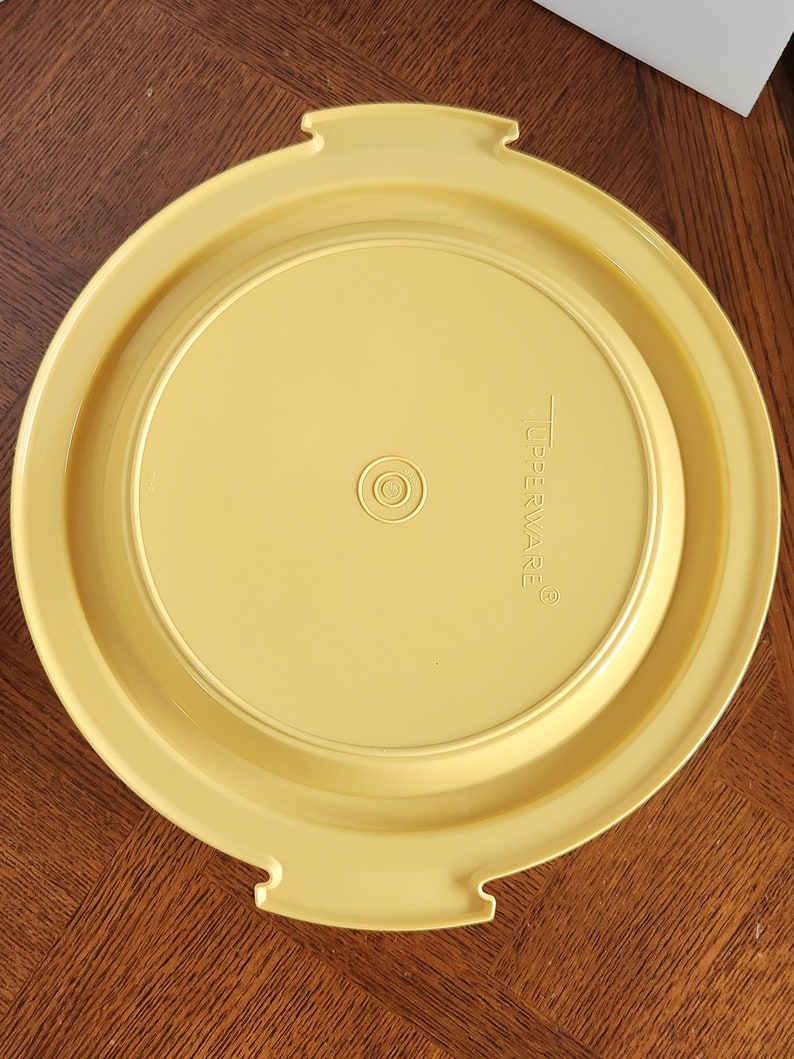 Tupperware Pie Cake Taker Keeper, Harvest Gold With Frosted White Lid ...