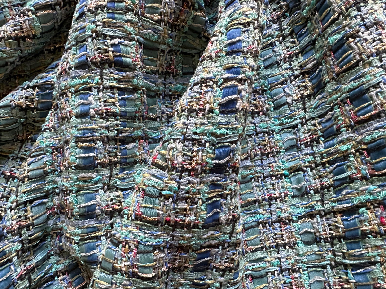 Tela de tweed francés azul con cintas de seda y lentejuelas doradas ...