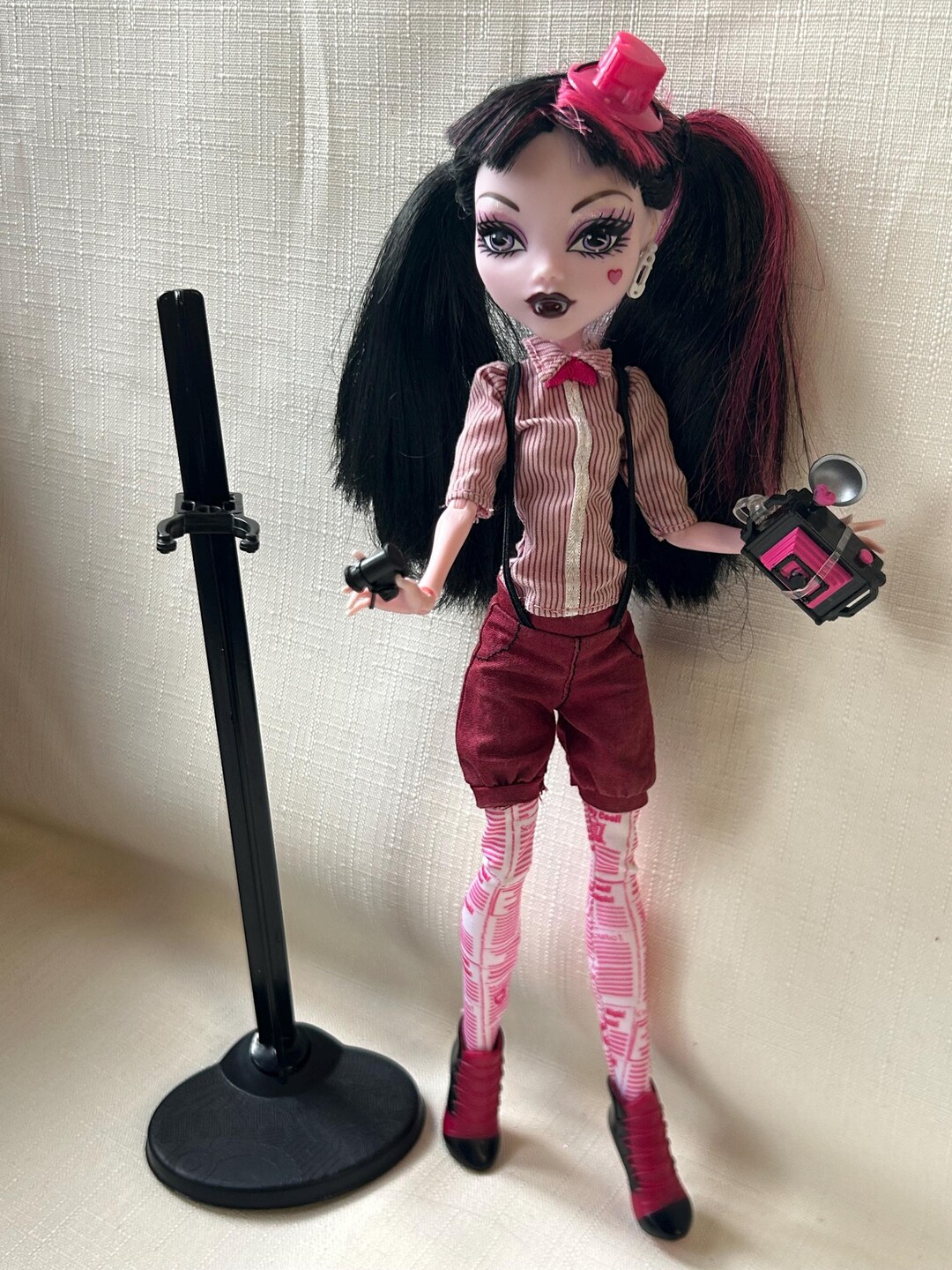 Monster High Doll Draculaura Newspaper Club WITH STAND, Authentic ...