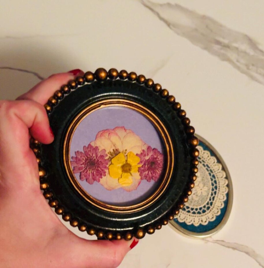 Antique Style Circular Ornate Vintage Style Frame Pressed Flower Art ...