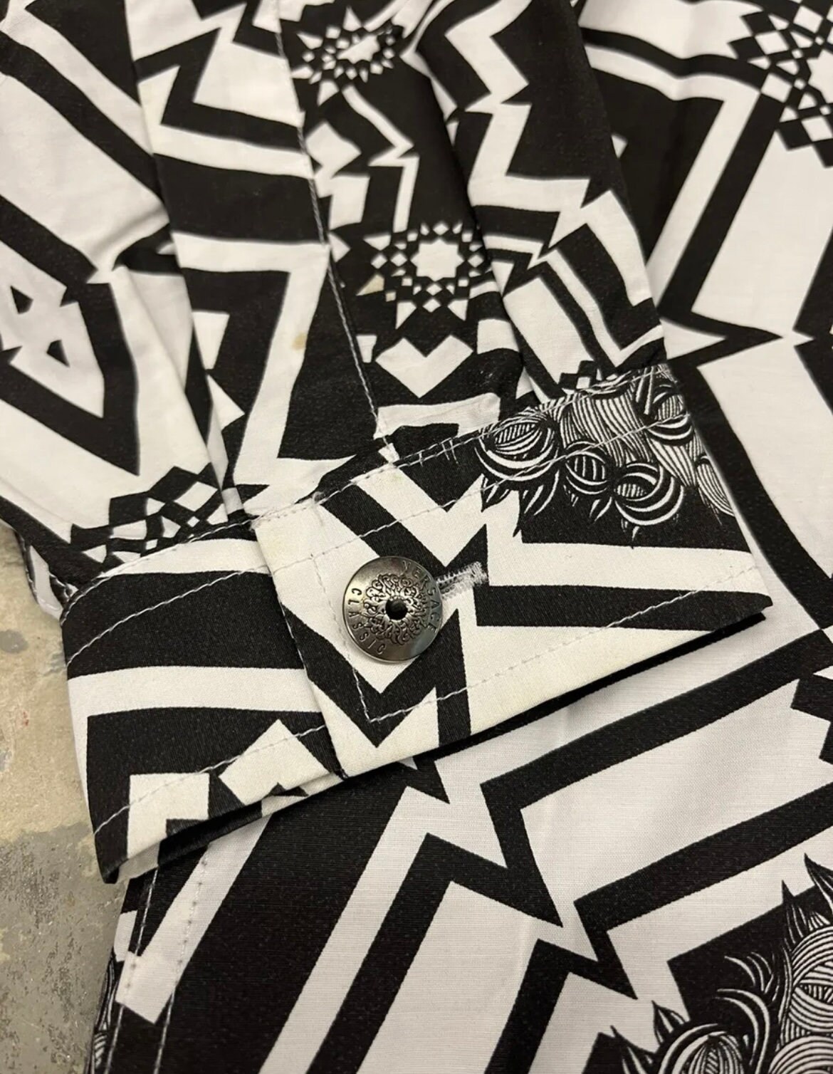 Versace Classic V2 Vintage Baroque Black & White Mirror Print Button ...