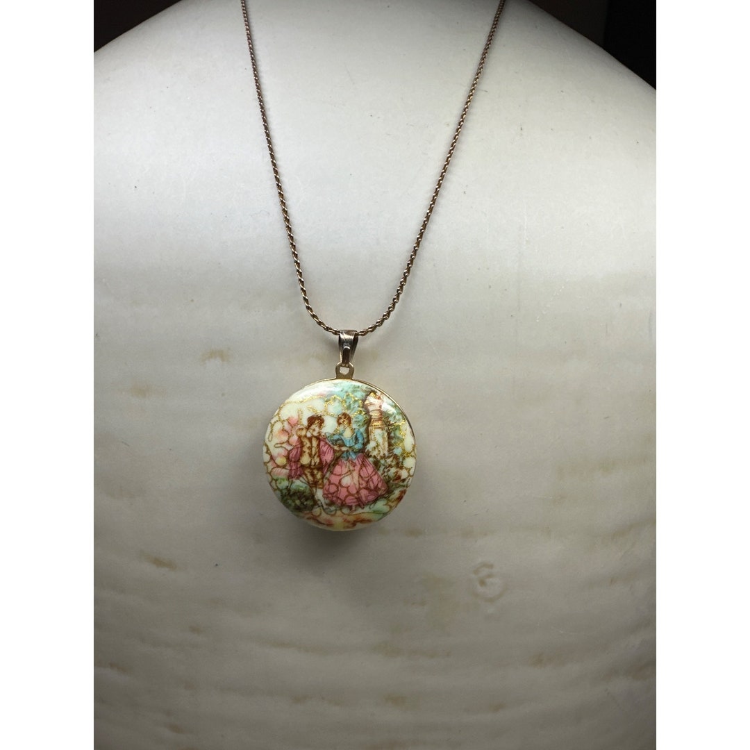 Vintage Renaissance Courting Scene Pendant - Etsy