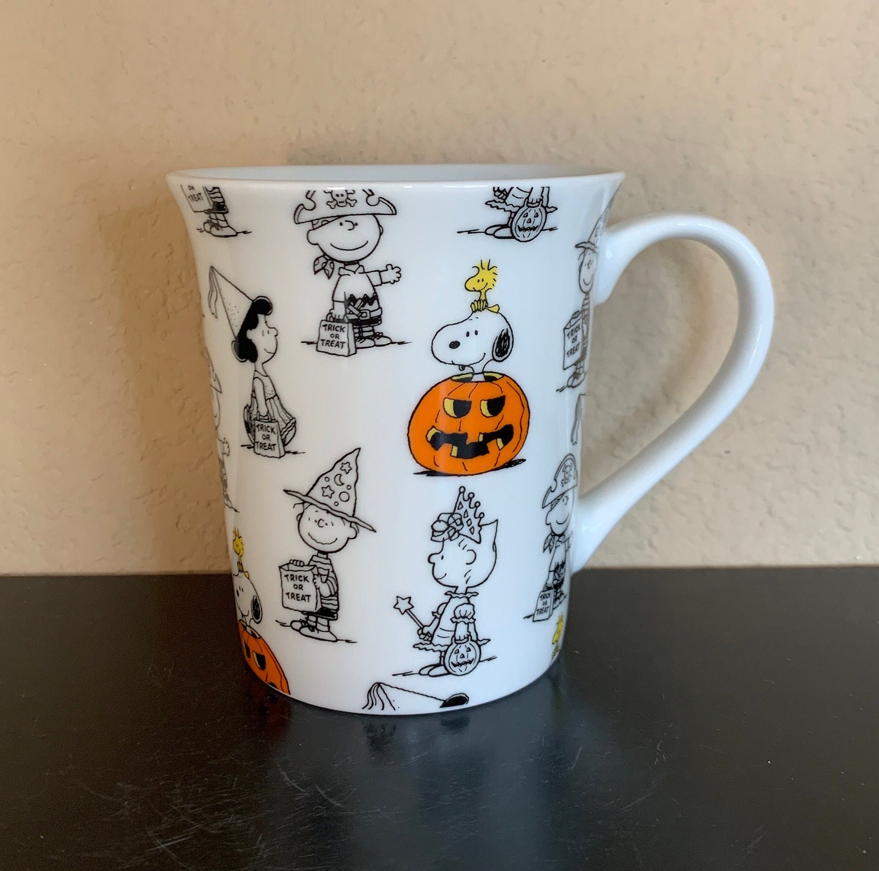 PEANUTS Charlie Brown & Gang Snoopy HALLOWEEN Trick or Treat Coffee Mug ...