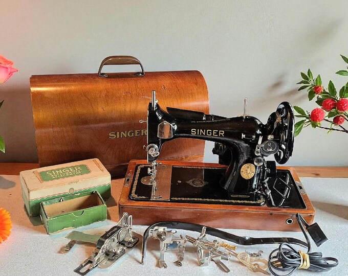 Singer 128 Sewing Machine With Bentwood Case, Knee Bar, Buttonholer and ...