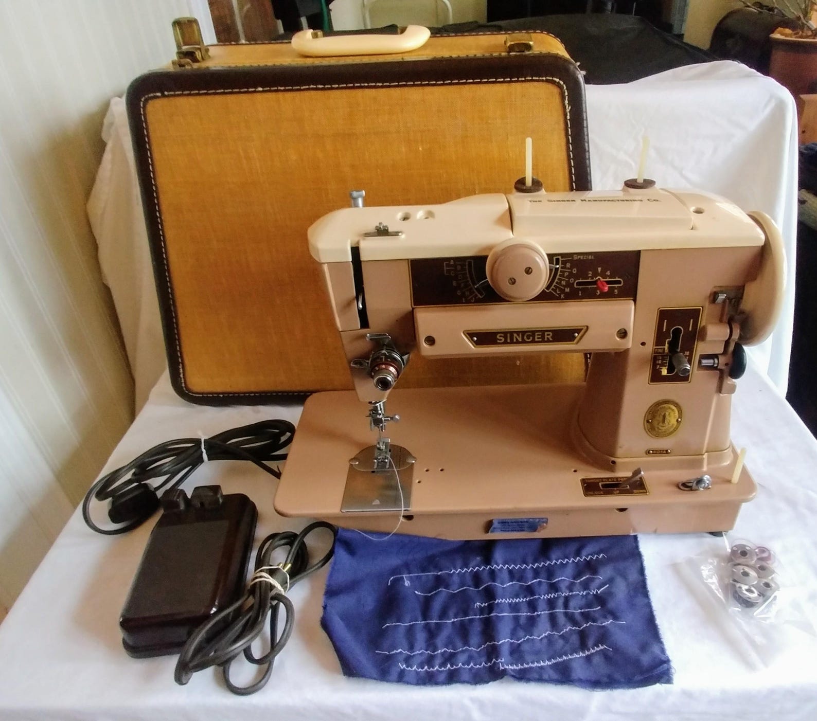 Singer 401A Slant-o-matic Sewing Machine LBOW With Case Buttonholer and ...