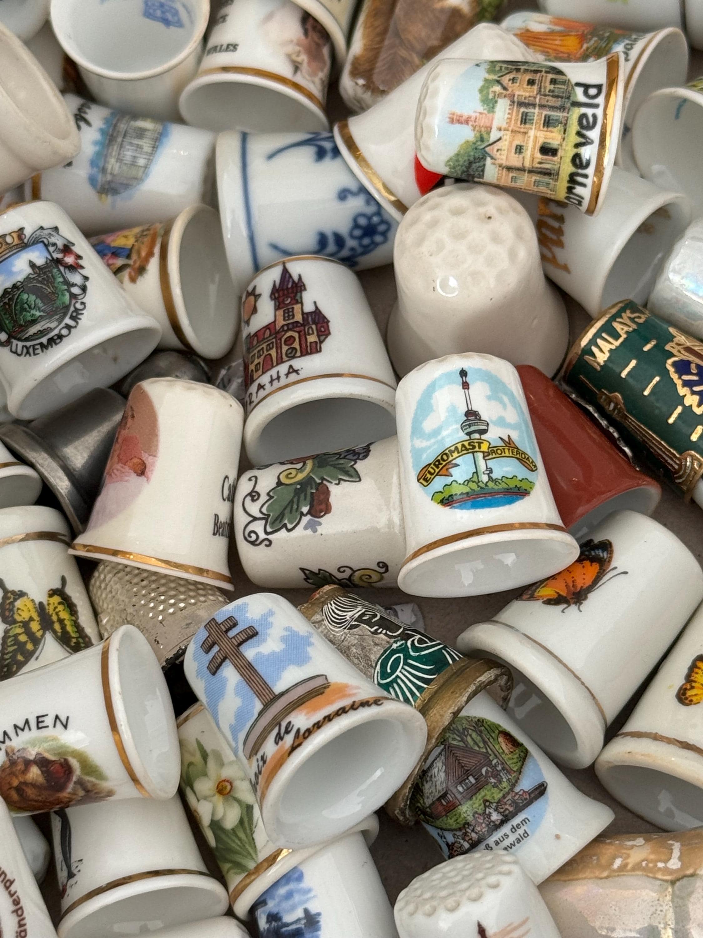 Thimble Collection of 225 Thimbles and 5 Display Railings for Hanging ...