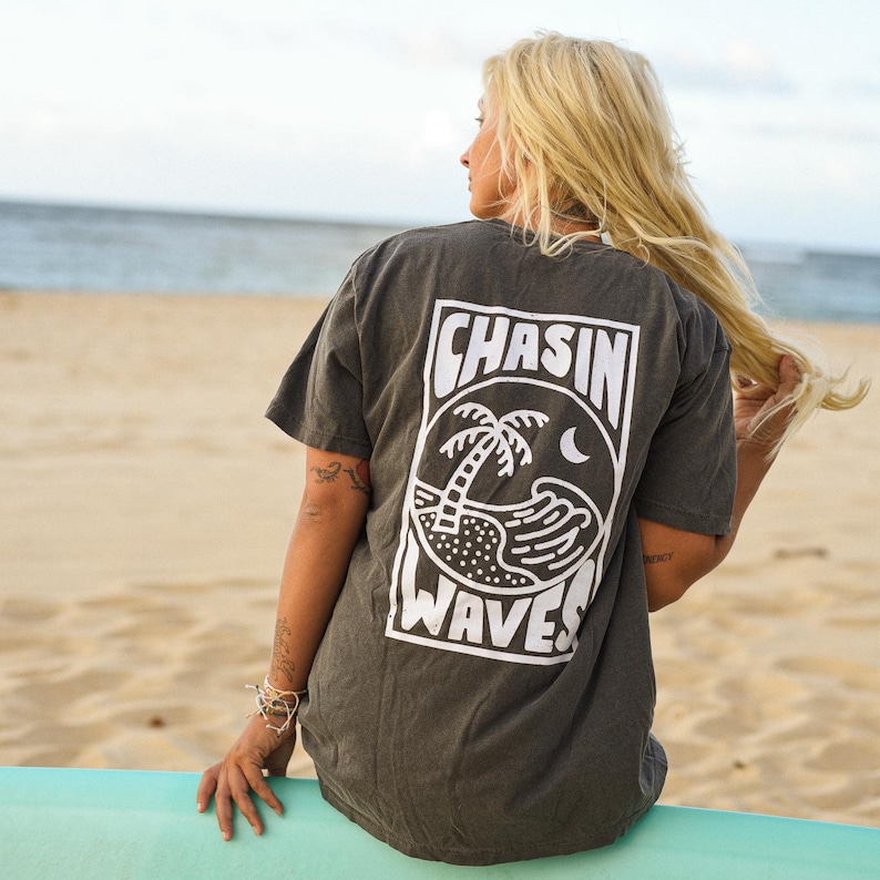 Chasin Waves Surf T-shirt – Vintage Surfing Graphic Tee, Retro Beach Shirt, Unisex Summer ...