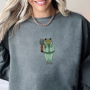 Comfort Colors®frog Carrying Flowers in Its Backpack Sweatshirt, Retro ...