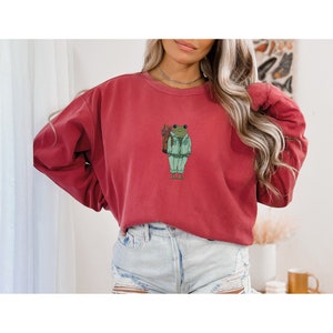 Comfort Colors®frog Carrying Flowers in Its Backpack Sweatshirt, Retro ...