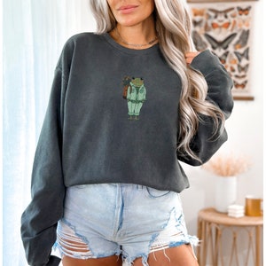 Comfort Colors®frog Carrying Flowers in Its Backpack Sweatshirt, Retro ...