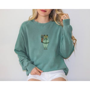 Comfort Colors®frog Carrying Flowers in Its Backpack Sweatshirt, Retro ...