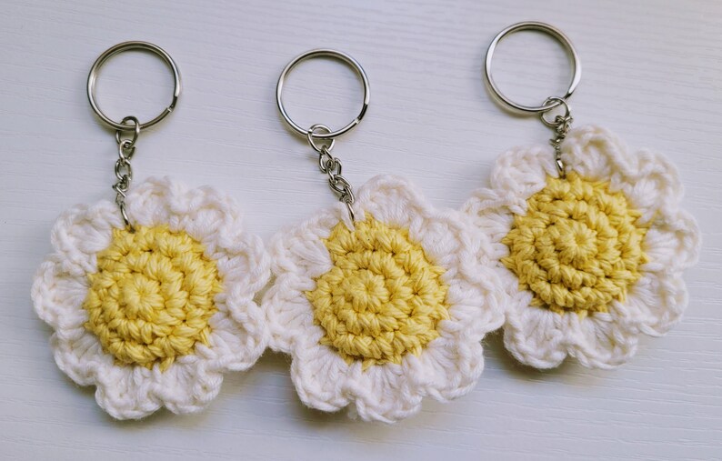 Daisy Keychain Crochet Pattern | Beginner Flower Amigurumi (digital PDF ...