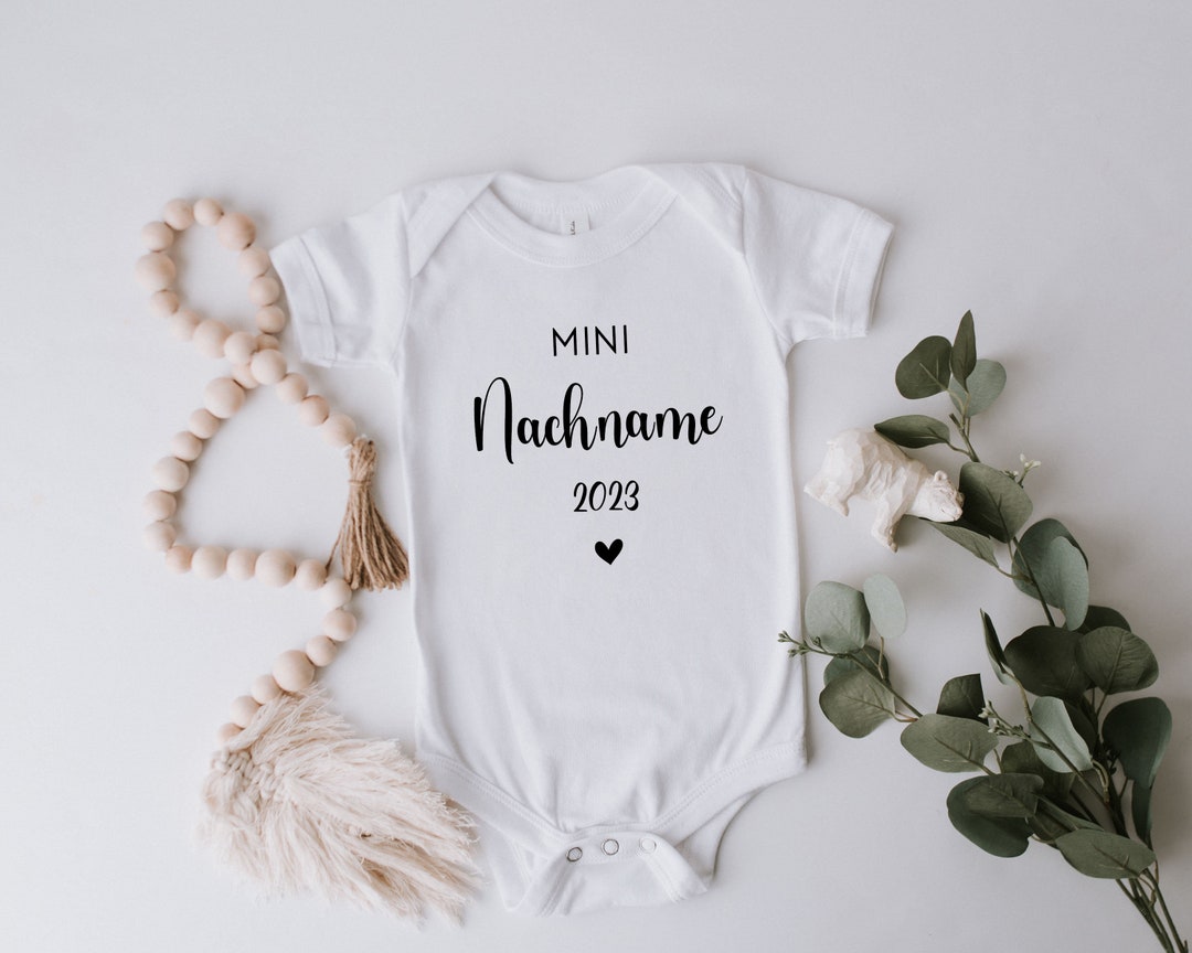 Babybody Mini Nachname Geburtsjahr Schwangerschaft verkünden - Etsy.de