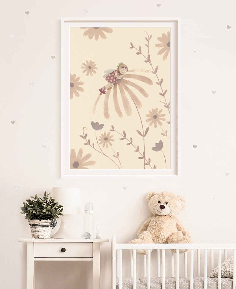 Fiona Fee auf einer Blume Poster Beige I Pastell, Wohnzimmer ...