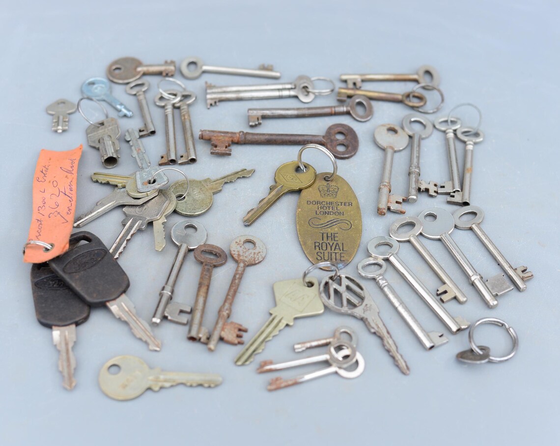 Vintage 40 Bundle Keys Door Cupboard Cabinet Draw Chest Salvage Key AA ...