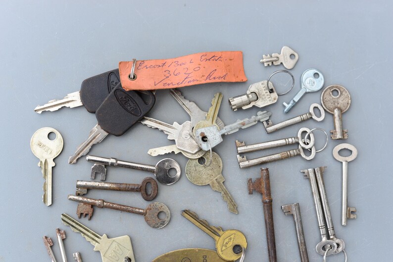 Vintage 40 Bundle Keys Door Cupboard Cabinet Draw Chest Salvage Key AA ...
