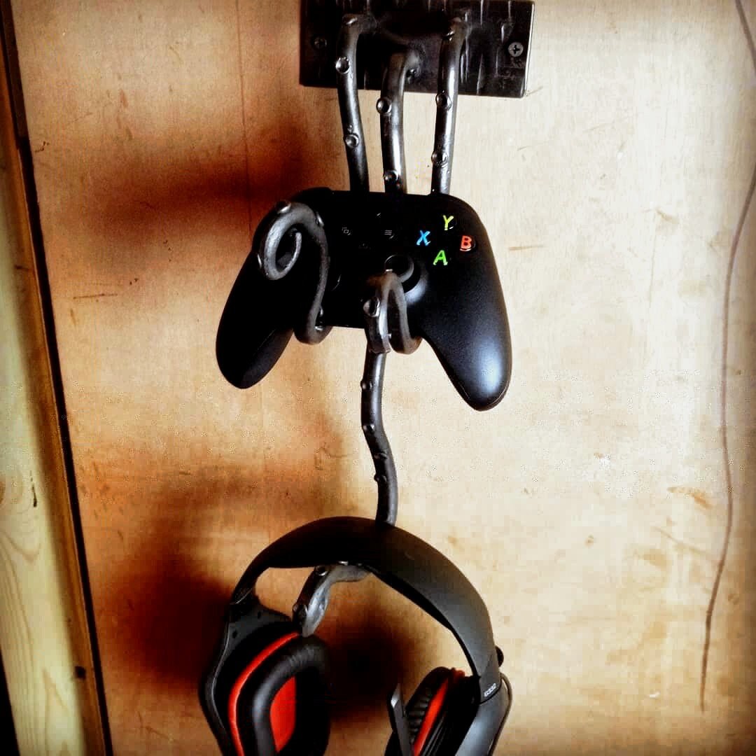 Solid Steel Kraken Tentacle PS5 and Xbox Controller and Headphone Wall ...