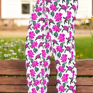 Pink Floral Sea Turtles Artistic Design, Womens Vibrant Colorful Hawaii ...