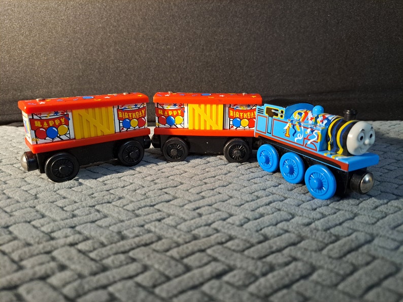 Thomas BIRTHDAY TRAIN & 2X Box CARS 2003 Sliding Doors Special Edition ...