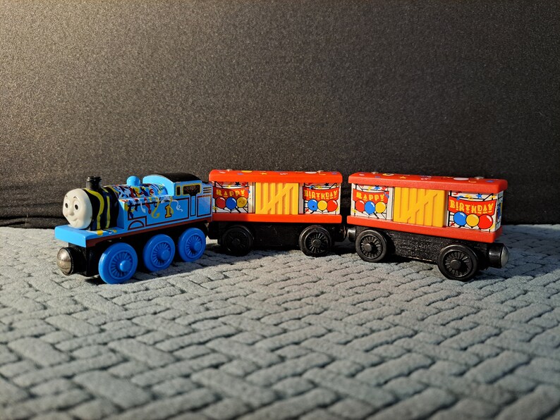 Thomas BIRTHDAY TRAIN & 2X Box CARS 2003 Sliding Doors Special Edition ...