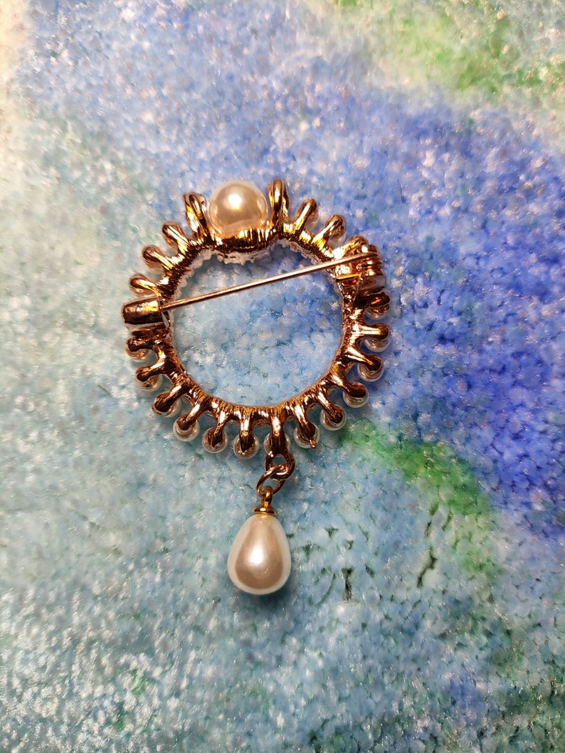 Round Pearl Brooch Pin Detailed Glitter Beautiful White Round Unique ...