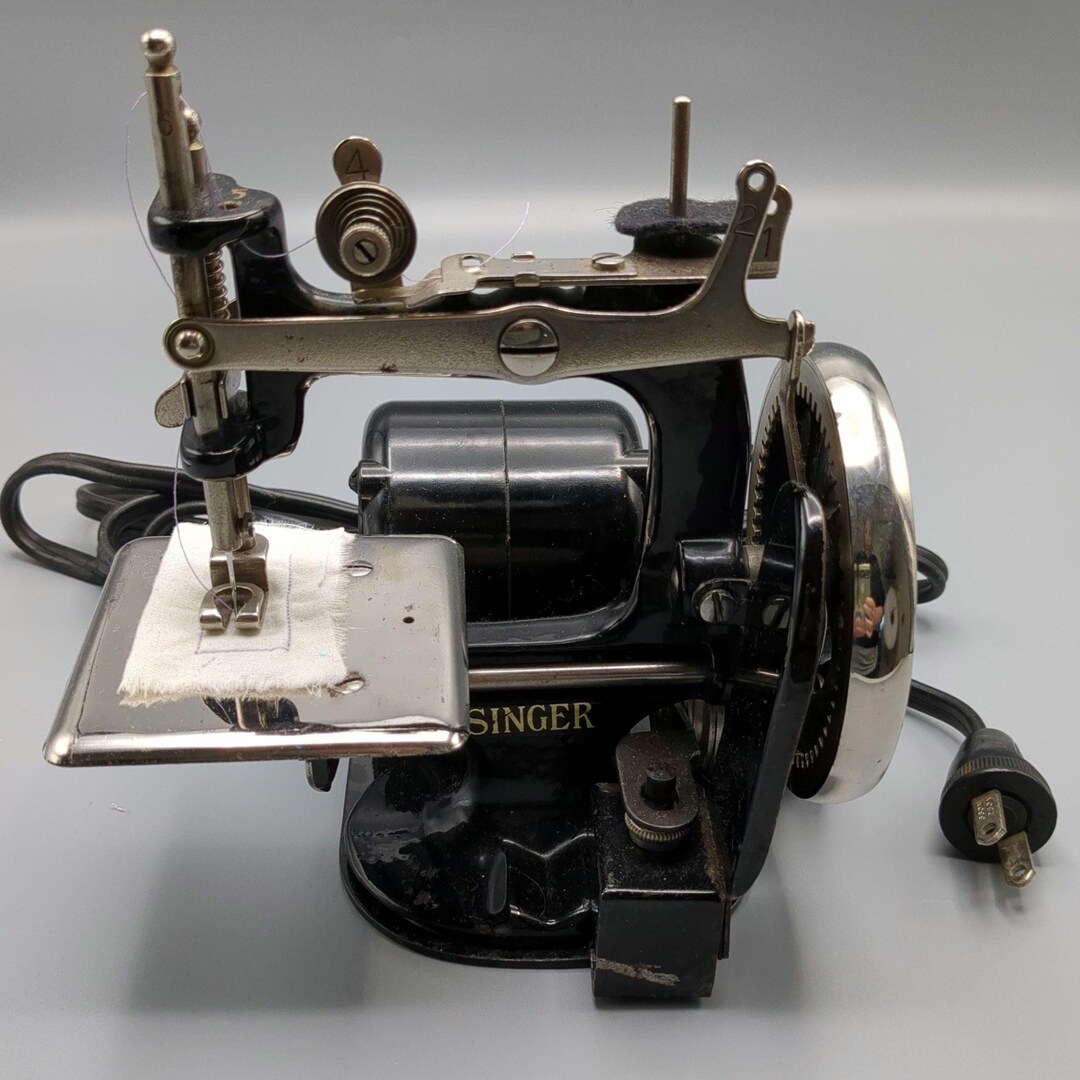 Vintage Singer 20-2 Electric Toy Sewing Machine 1926 Complete, Adjusted ...