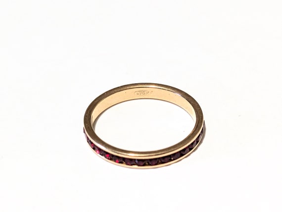 Vintage 90s Avon ring gold Eternity band red Garnet s… - Gem