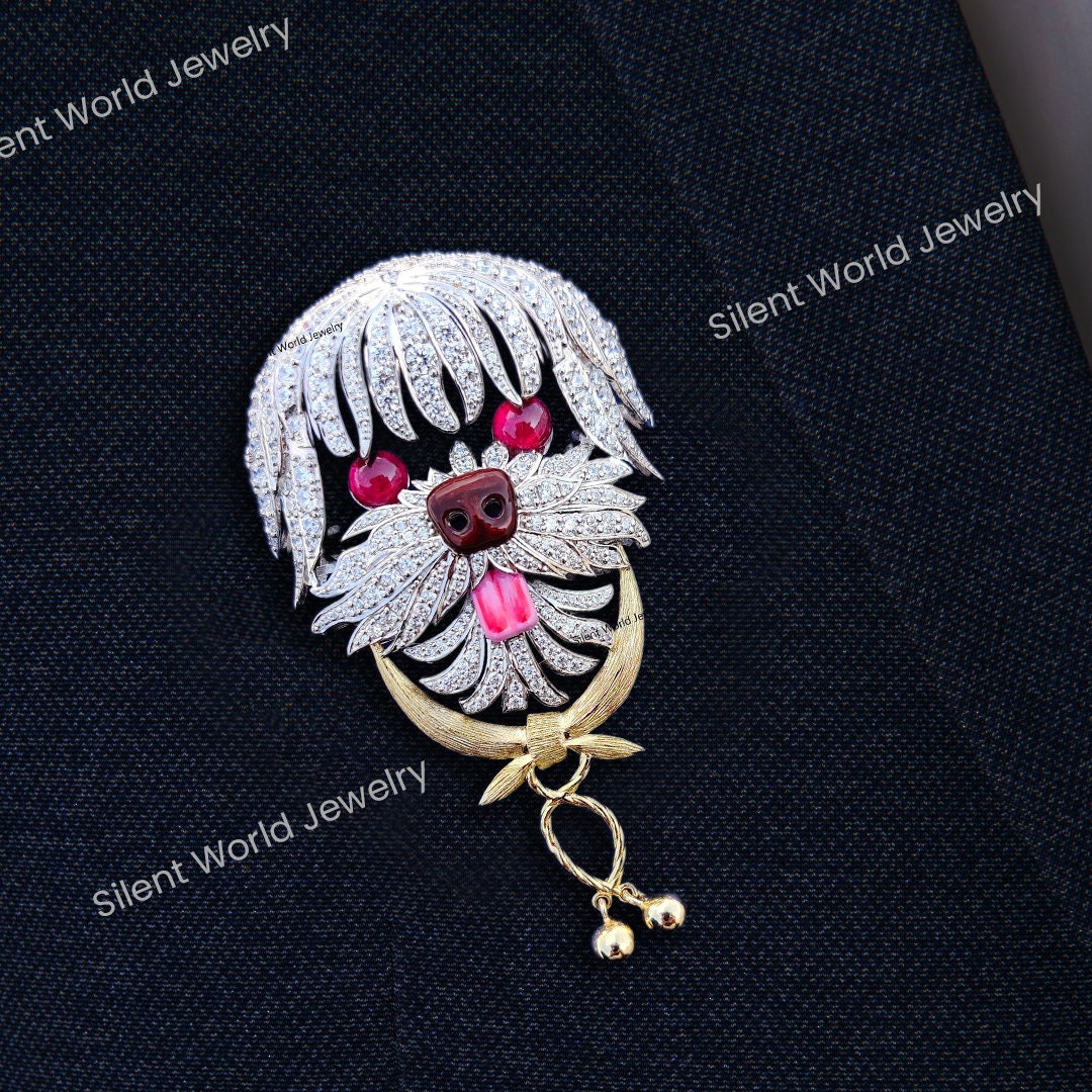 Broche redondo com rosto de cachorro cravejado de diamantes para homens ...