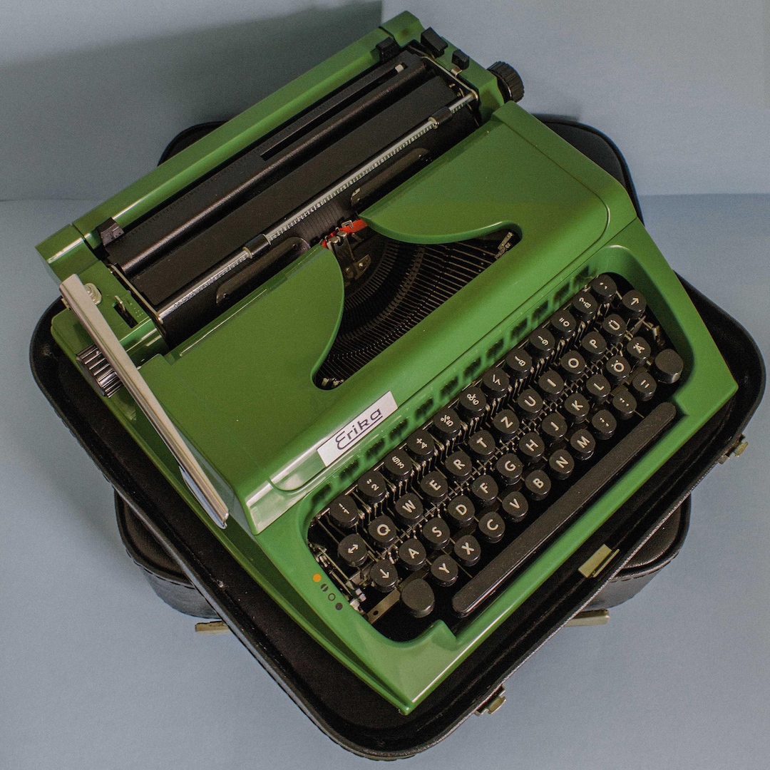 Erika 150 Portable Typewriter: 1960s Green QWERTZ Keyboard - Etsy