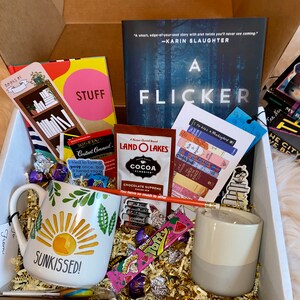 Mystery Book Box, Blind Date With a Book, Gift Box, Booktrovert Box ...