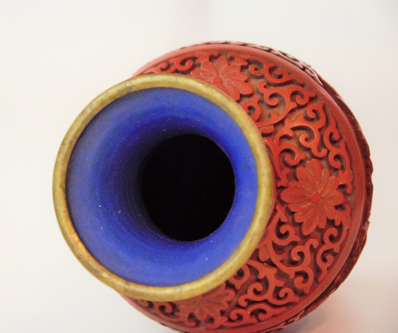 Vintage Chinese Cinnabar Vase: Carved Red Lacquer Chinoiserie Decor (10 ...
