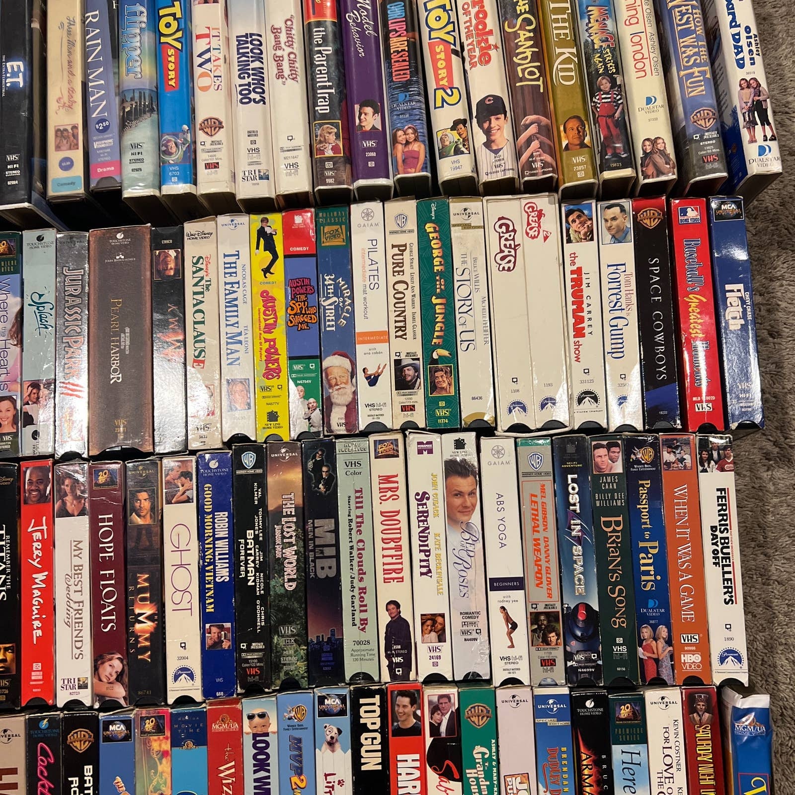 VHS Lot of 132 Tapes 80s and 90s Classsics MIB, Mummy, Batman, Jurassic ...
