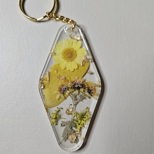 Dry Pressed Flower Keychain | Real Flower Resin Keychain | Birthday ...