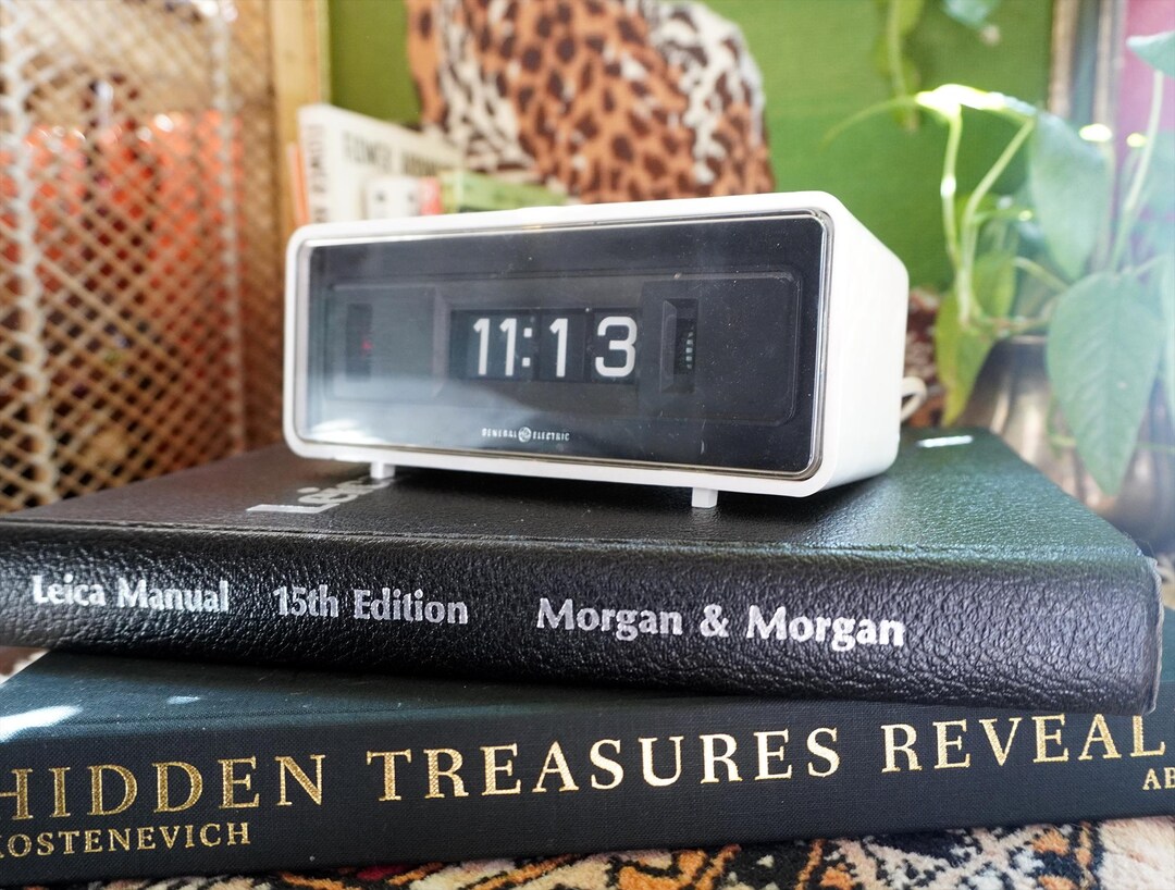 Vintage 1970s Mod Flip Clock White Black | Scrolling Second Counter 70s ...