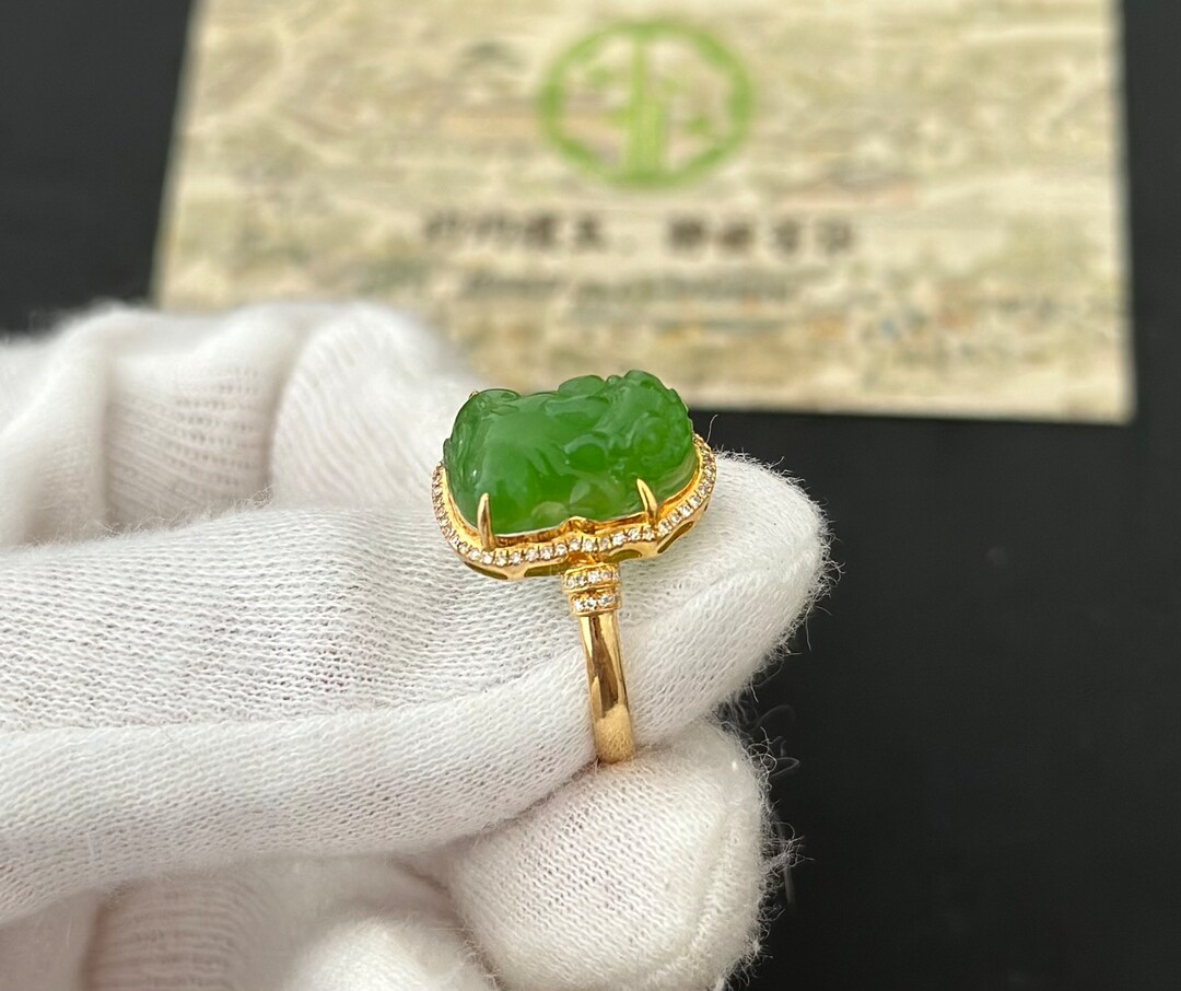 US7 1/4 Siberian Icy Apple Green Jade 18 Karat Gold and Diamonds Ring ...
