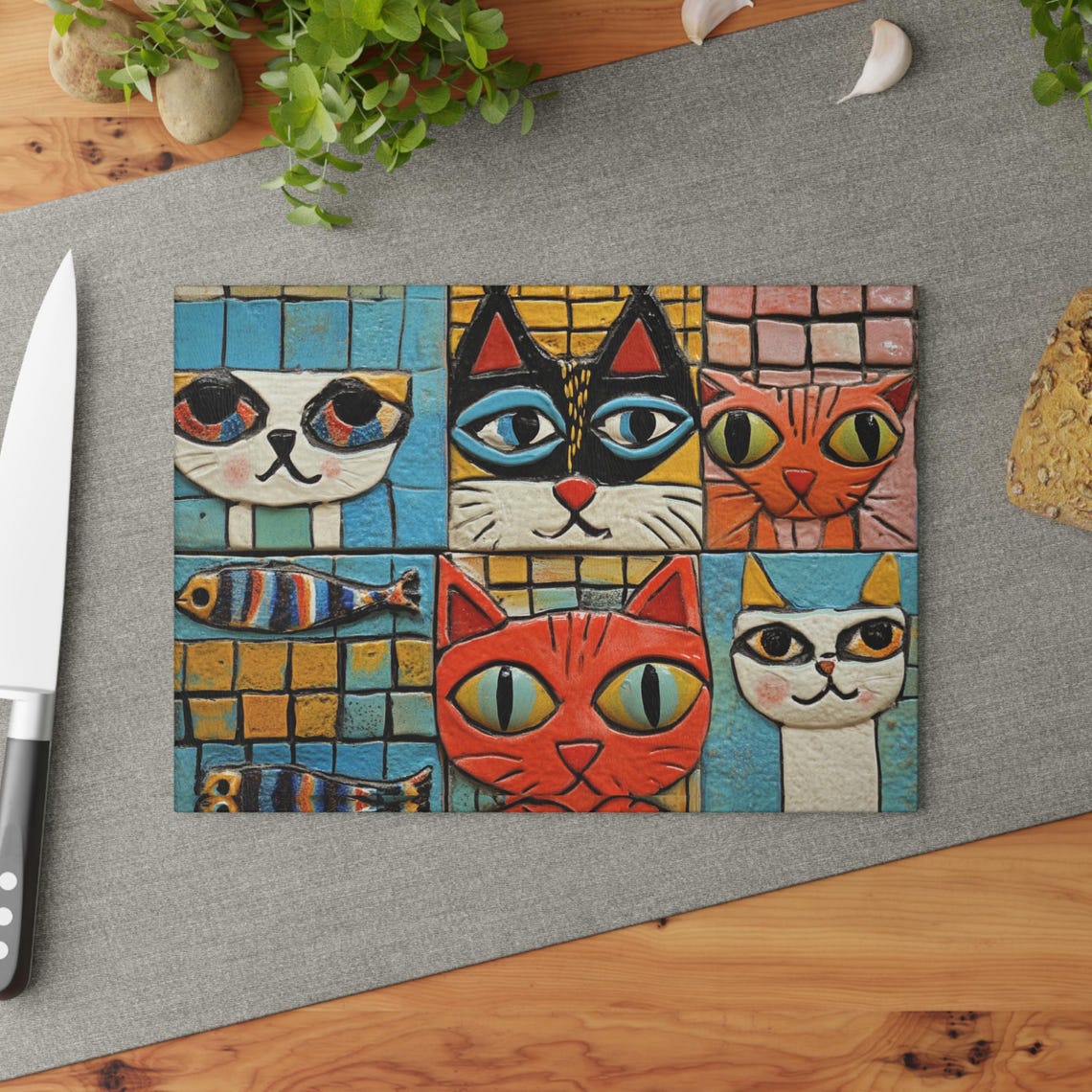 Tábua de corte de vidro com um design em mosaico apresentando seis ...