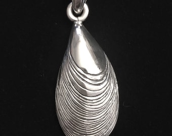 Sterling Silver Mussel Shell Pendant - Etsy