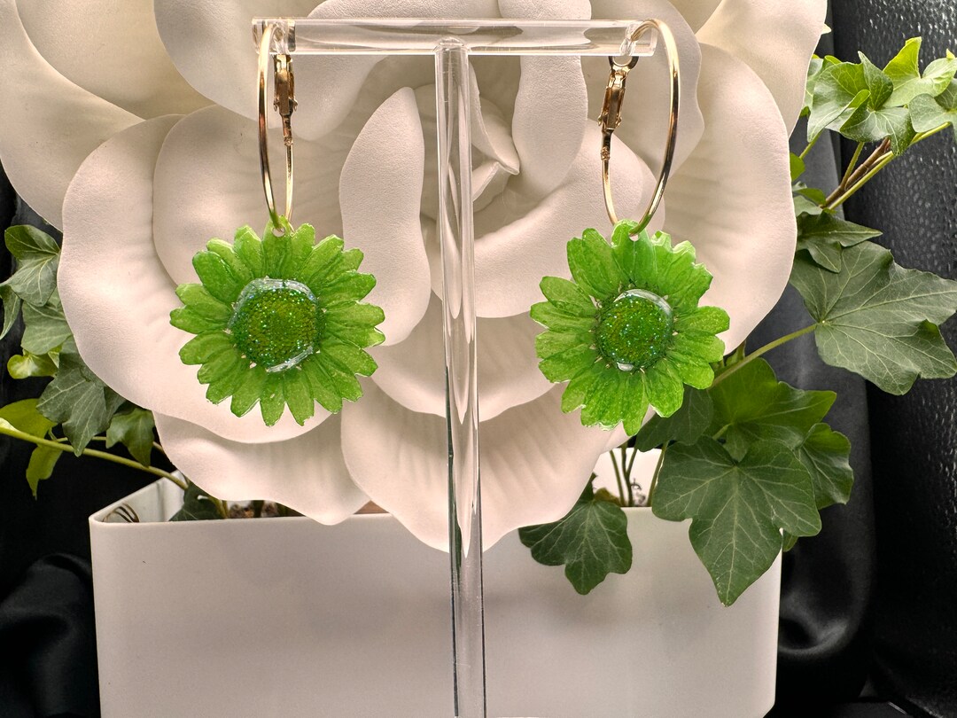 Green Daisy 1 Inch Gold Hoop Real Flower Earrings W/ Sparkling Center ...