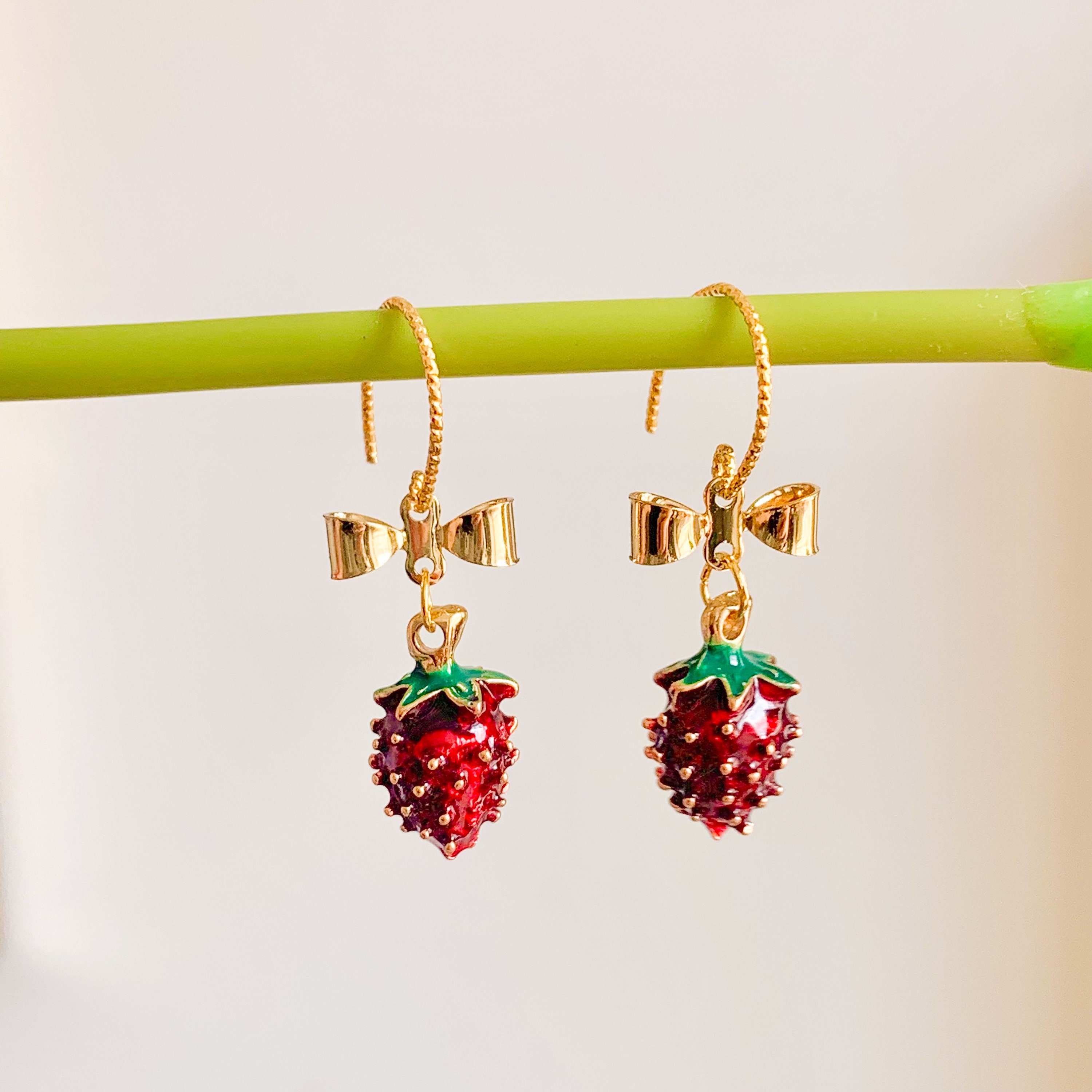 Erdbeere mit Band Ohrringe 18k vergoldet Kawaii Frucht Ohrringe Kleine Erdbeer Ohrringe Cottagecore Geburtstagsgeschenk fur Sie Etsy