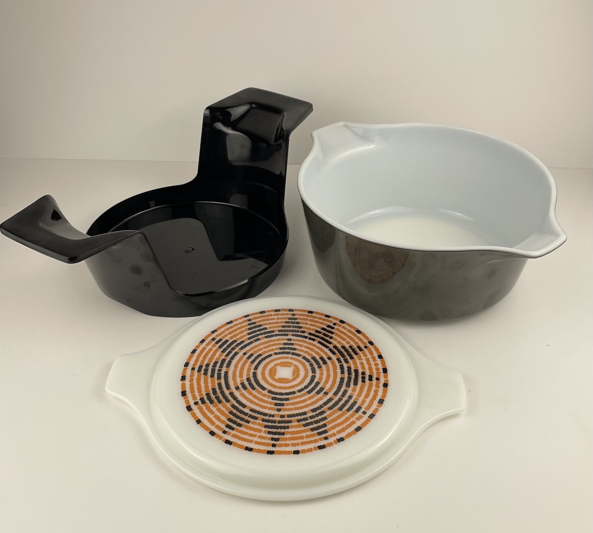 RARE Pyrex Pueblo 2.5 Quart Casserole Dish W/ Lid and Hugger Cradle ...