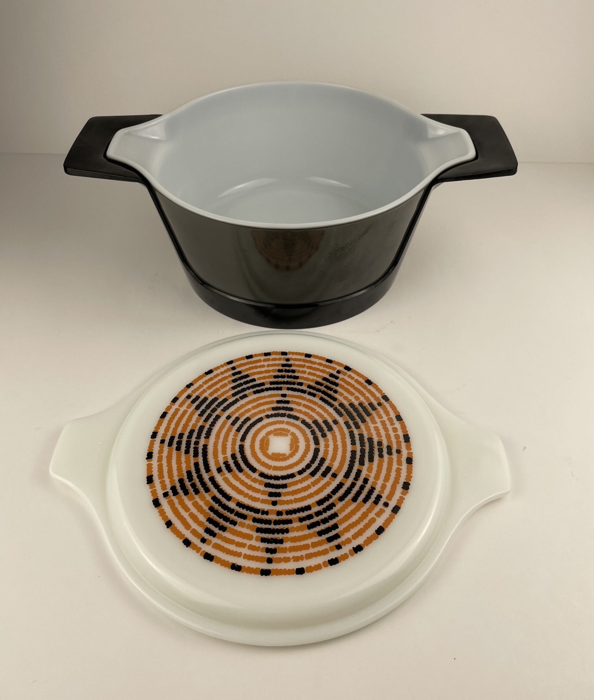 RARE Pyrex Pueblo 2.5 Quart Casserole Dish W/ Lid and Hugger Cradle ...