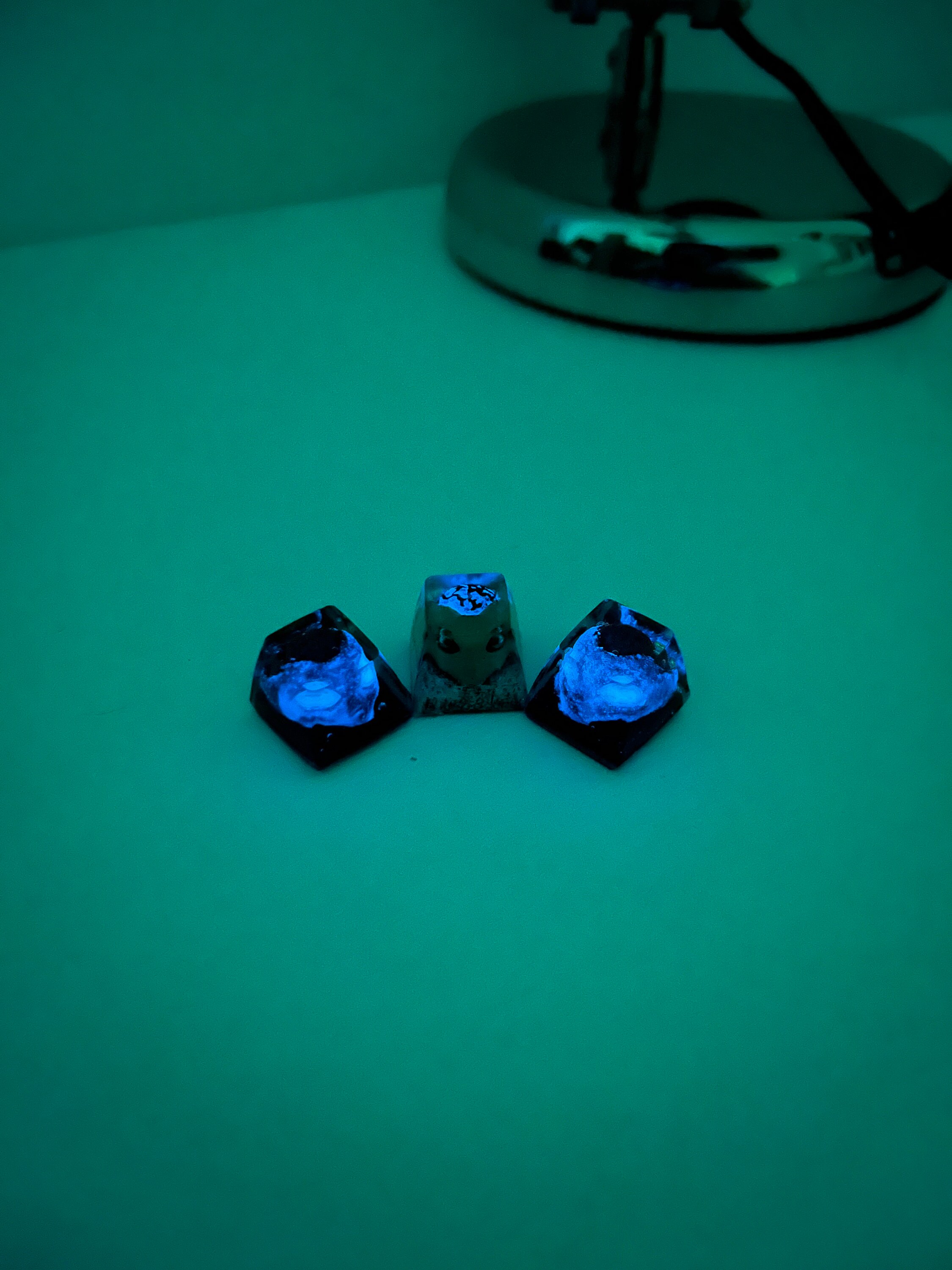 KeyCaps SA Alien With Brain that glow in the dark - Etsy España