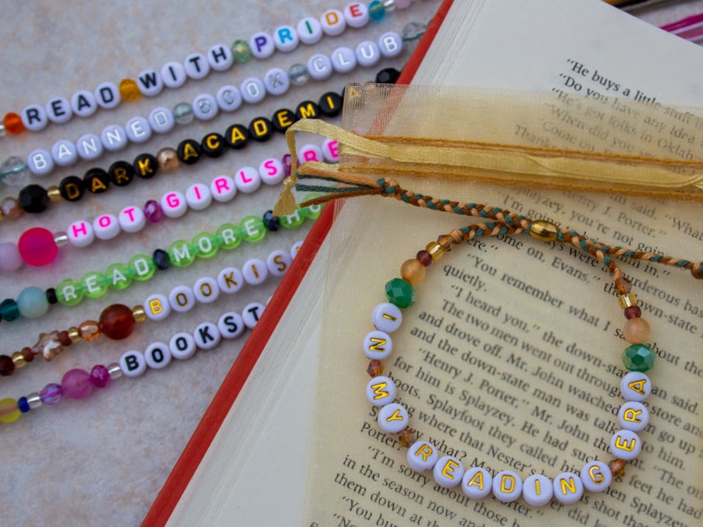 Books & Reading Friendship Bracelets | Dark Academia, Hot Girls Read ...