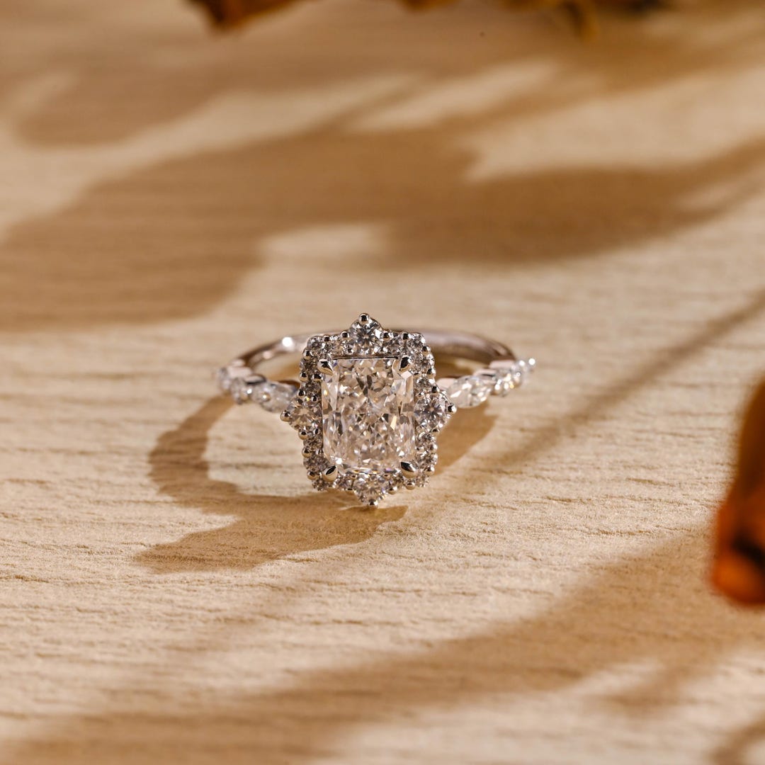 Anello di fidanzamento in oro massiccio con diamante sintetico Radiant ...